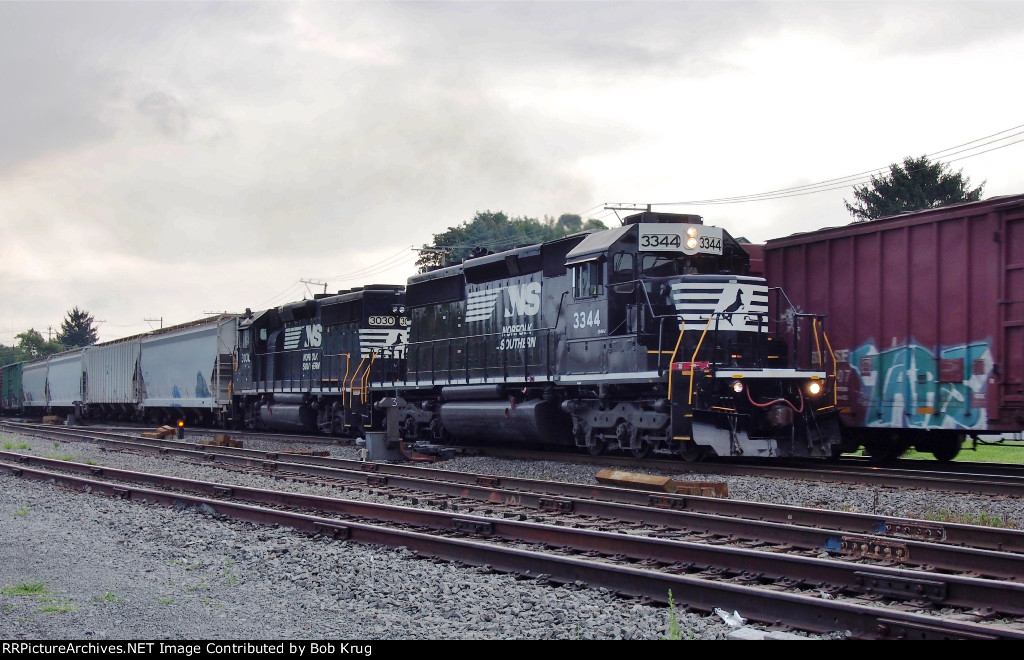 NS 3344 leads westbound manifest